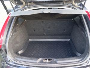 Black Volvo V40 2015 in Sakiai, with an engine capacity of 1.60 L and mileage of 315 thousand km for 4900 €, photo 16 on AUTOMOTO.COM.LV
