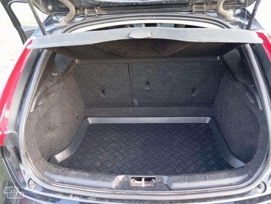 Black Volvo V40 2015 in Sakiai, with an engine capacity of 1.60 L and mileage of 315 thousand km for 4900 €, photo 16 on AUTOMOTO.COM.LV