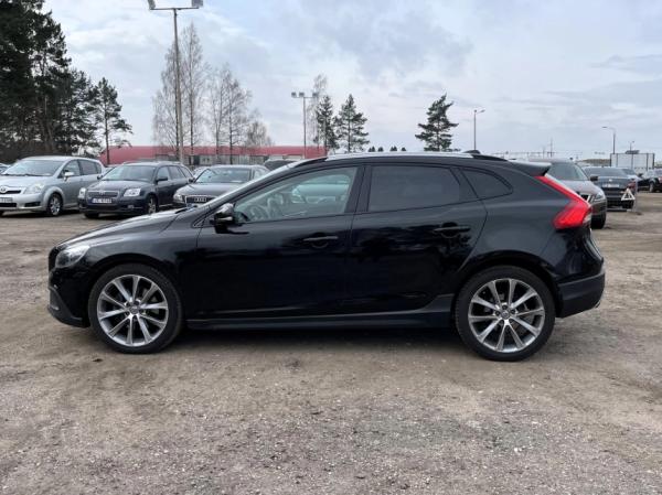 Black Volvo V40 2015 in Riga, with an engine capacity of 2.00 L and mileage of 248 thousand km for 9900 €, photo 2 on AUTOMOTO.COM.LV