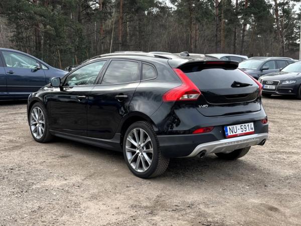 Black Volvo V40 2015 in Riga, with an engine capacity of 2.00 L and mileage of 248 thousand km for 9900 €, photo 3 on AUTOMOTO.COM.LV