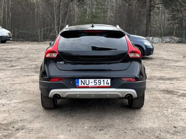 Black Volvo V40 2015 in Riga, with an engine capacity of 2.00 L and mileage of 248 thousand km for 9900 €, photo 4 on AUTOMOTO.COM.LV