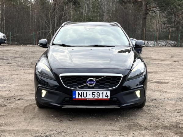 Black Volvo V40 2015 in Riga, with an engine capacity of 2.00 L and mileage of 248 thousand km for 9900 €, photo 8 on AUTOMOTO.COM.LV