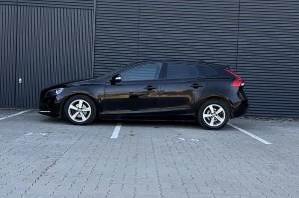 Black Volvo V40 2015 in Riga, with an engine capacity of 1.60 L and mileage of 232 thousand km for 4850 €, photo 2 on AUTOMOTO.COM.LV