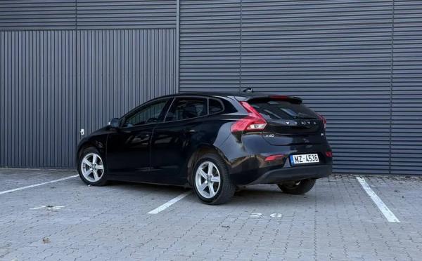 Black Volvo V40 2015 in Riga, with an engine capacity of 1.60 L and mileage of 232 thousand km for 4850 €, photo 3 on AUTOMOTO.COM.LV