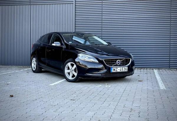 Black Volvo V40 2015 in Riga, with an engine capacity of 1.60 L and mileage of 232 thousand km for 4850 €, photo 4 on AUTOMOTO.COM.LV