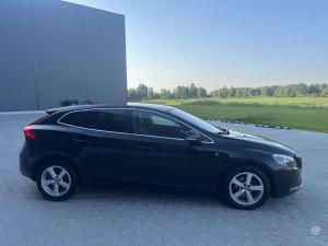 Black Volvo V40 2015 in Siauliai, with an engine capacity of 1.97 L and mileage of 242 thousand km for 8000 €, photo 4 on AUTOMOTO.COM.LV