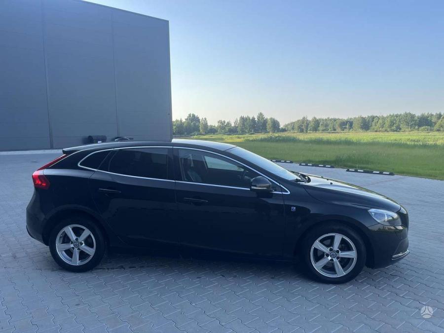 Black Volvo V40 2015 in Siauliai, with an engine capacity of 1.97 L and mileage of 242 thousand km for 8000 €, photo 4 on AUTOMOTO.COM.LV