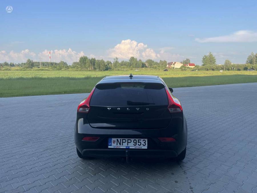 Black Volvo V40 2015 in Siauliai, with an engine capacity of 1.97 L and mileage of 242 thousand km for 8000 €, photo 6 on AUTOMOTO.COM.LV