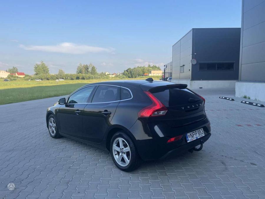 Black Volvo V40 2015 in Siauliai, with an engine capacity of 1.97 L and mileage of 242 thousand km for 8000 €, photo 7 on AUTOMOTO.COM.LV