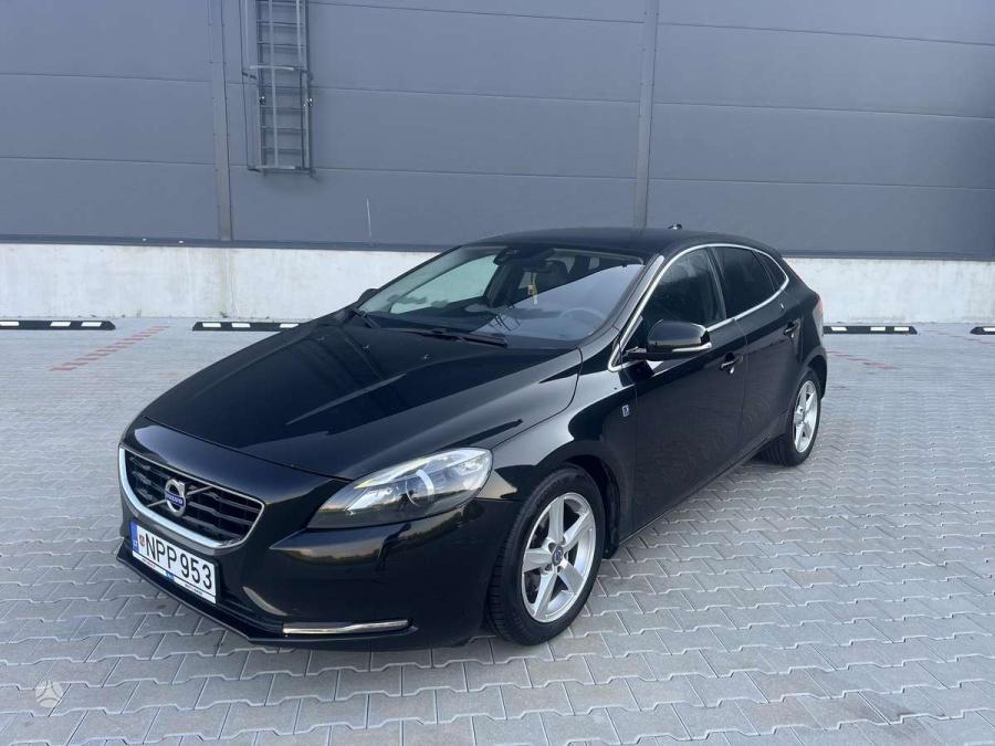 Black Volvo V40 2015 in Siauliai, with an engine capacity of 1.97 L and mileage of 242 thousand km for 8000 €, photo 9 on AUTOMOTO.COM.LV