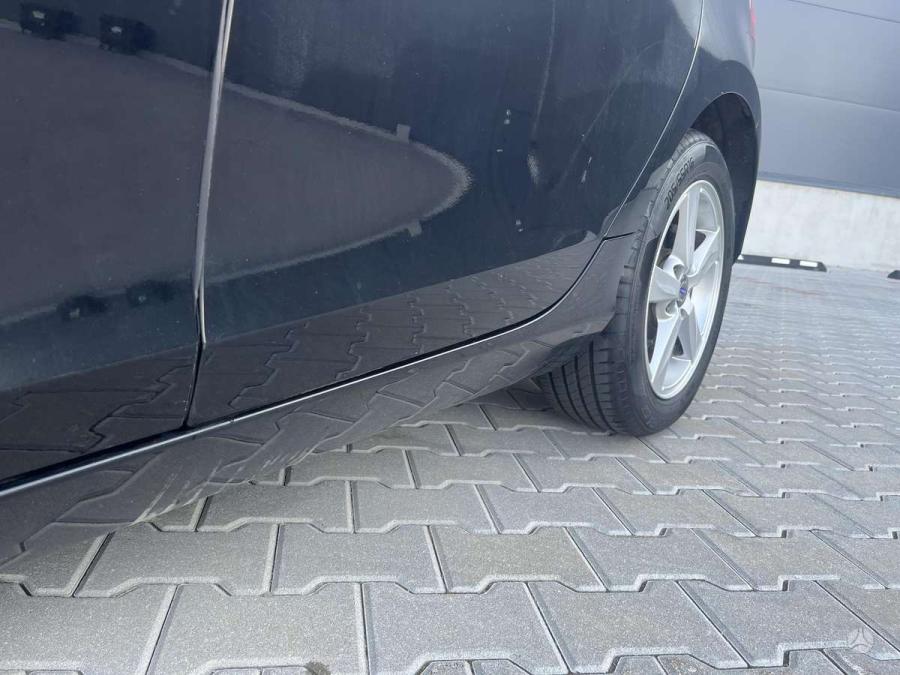 Black Volvo V40 2015 in Siauliai, with an engine capacity of 1.97 L and mileage of 242 thousand km for 8000 €, photo 13 on AUTOMOTO.COM.LV