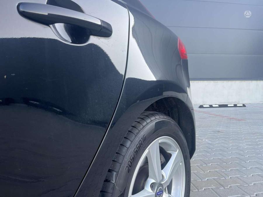 Black Volvo V40 2015 in Siauliai, with an engine capacity of 1.97 L and mileage of 242 thousand km for 8000 €, photo 14 on AUTOMOTO.COM.LV