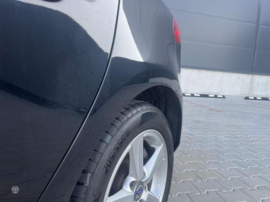 Black Volvo V40 2015 in Siauliai, with an engine capacity of 1.97 L and mileage of 242 thousand km for 8000 €, photo 15 on AUTOMOTO.COM.LV