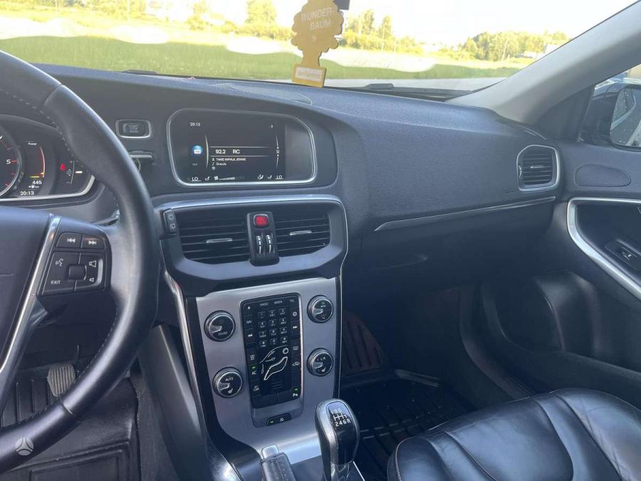 Black Volvo V40 2015 in Siauliai, with an engine capacity of 1.97 L and mileage of 242 thousand km for 8000 €, photo 22 on AUTOMOTO.COM.LV