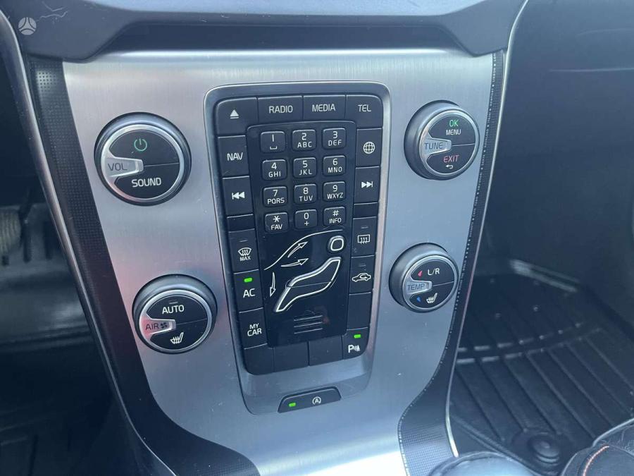 Black Volvo V40 2015 in Siauliai, with an engine capacity of 1.97 L and mileage of 242 thousand km for 8000 €, photo 24 on AUTOMOTO.COM.LV