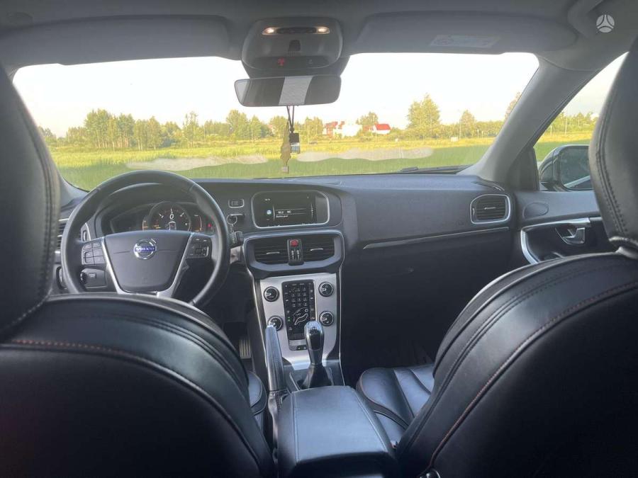 Black Volvo V40 2015 in Siauliai, with an engine capacity of 1.97 L and mileage of 242 thousand km for 8000 €, photo 28 on AUTOMOTO.COM.LV