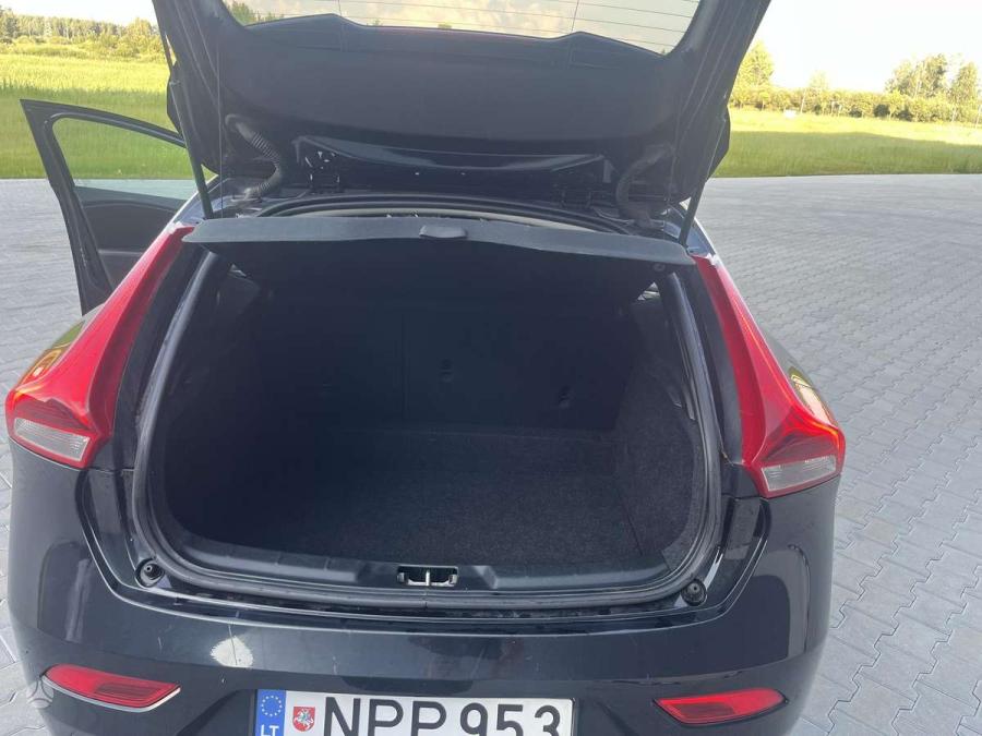 Black Volvo V40 2015 in Siauliai, with an engine capacity of 1.97 L and mileage of 242 thousand km for 8000 €, photo 29 on AUTOMOTO.COM.LV