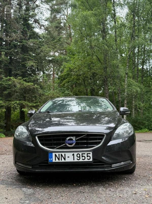 Melns Volvo V40 2015 Rīga, ar dzinēja tilpumu 1.60 L un nobraukumu 252 tūkst. km par 5900 €, foto 1 vietnē AUTOMOTO.COM.LV