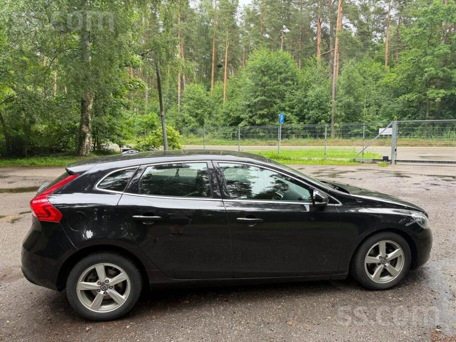 Черный Вольво В40 2015 в Рига, объемом двигателя 1.60 л и пробегом 252 тыс. км за 5900 €, фото 3 на AUTOMOTO.COM.LV