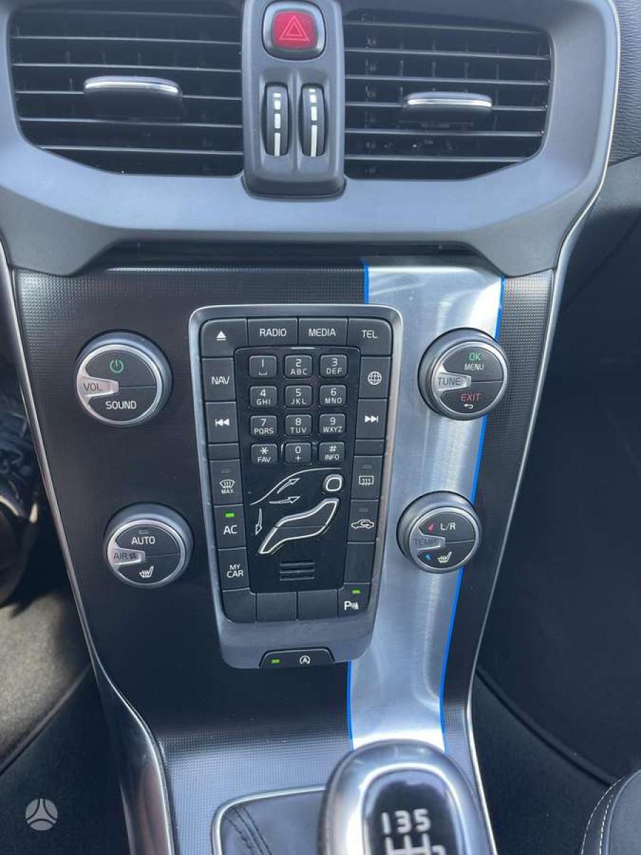 Melns Volvo V40 2015 Kauņa, ar dzinēja tilpumu 1.97 L un nobraukumu 258 tūkst. km par 6250 €, foto 23 vietnē AUTOMOTO.COM.LV