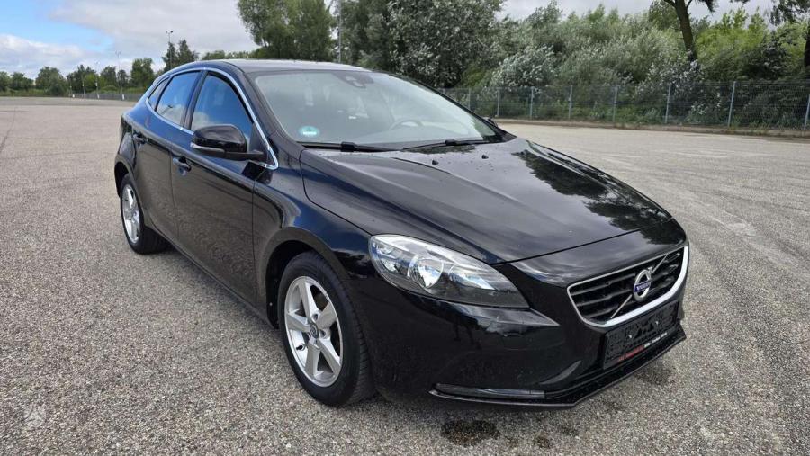 Melns Volvo V40 2015 Marijampole, ar dzinēja tilpumu 1.97 L un nobraukumu 299 tūkst. km par 4950 €, foto 1 vietnē AUTOMOTO.COM.LV