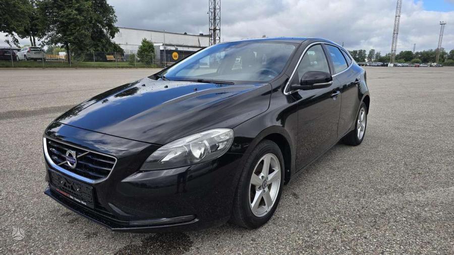 Melns Volvo V40 2015 Marijampole, ar dzinēja tilpumu 1.97 L un nobraukumu 299 tūkst. km par 4950 €, foto 3 vietnē AUTOMOTO.COM.LV