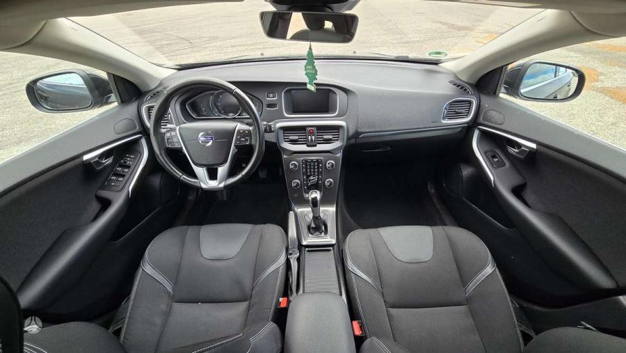 Melns Volvo V40 2015 Marijampole, ar dzinēja tilpumu 1.97 L un nobraukumu 299 tūkst. km par 4950 €, foto 12 vietnē AUTOMOTO.COM.LV