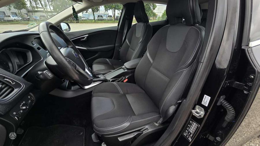 Melns Volvo V40 2015 Marijampole, ar dzinēja tilpumu 1.97 L un nobraukumu 299 tūkst. km par 4950 €, foto 13 vietnē AUTOMOTO.COM.LV