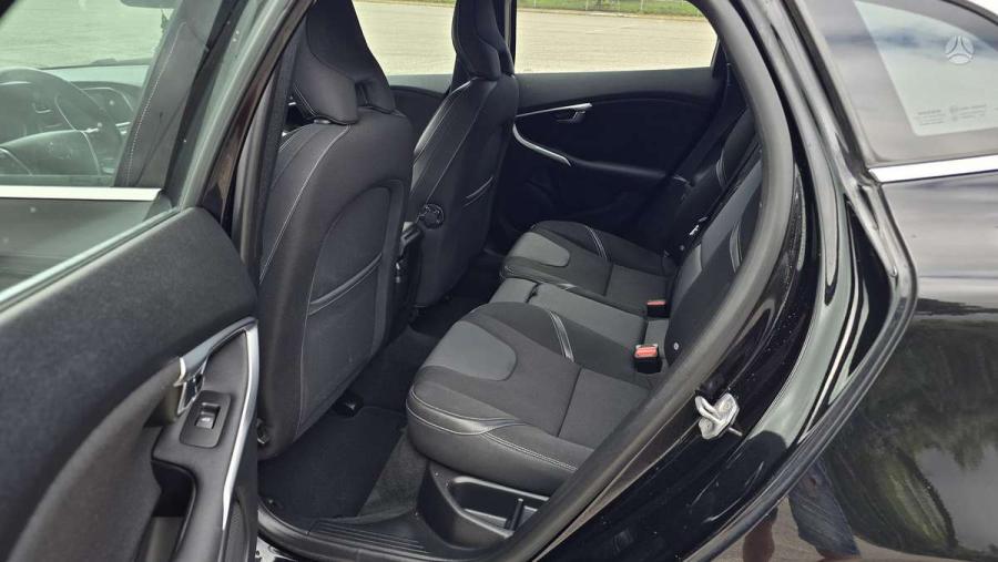 Melns Volvo V40 2015 Marijampole, ar dzinēja tilpumu 1.97 L un nobraukumu 299 tūkst. km par 4950 €, foto 20 vietnē AUTOMOTO.COM.LV