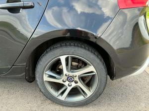 Black Volvo V40 2015 in Siauliai, with an engine capacity of 1.97 L and mileage of 221 thousand km for 6700 €, photo 9 on AUTOMOTO.COM.LV