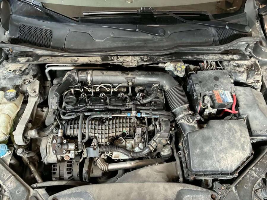 Black Volvo V40 2015 in Siauliai, with an engine capacity of 1.97 L and mileage of 221 thousand km for 6700 €, photo 13 on AUTOMOTO.COM.LV