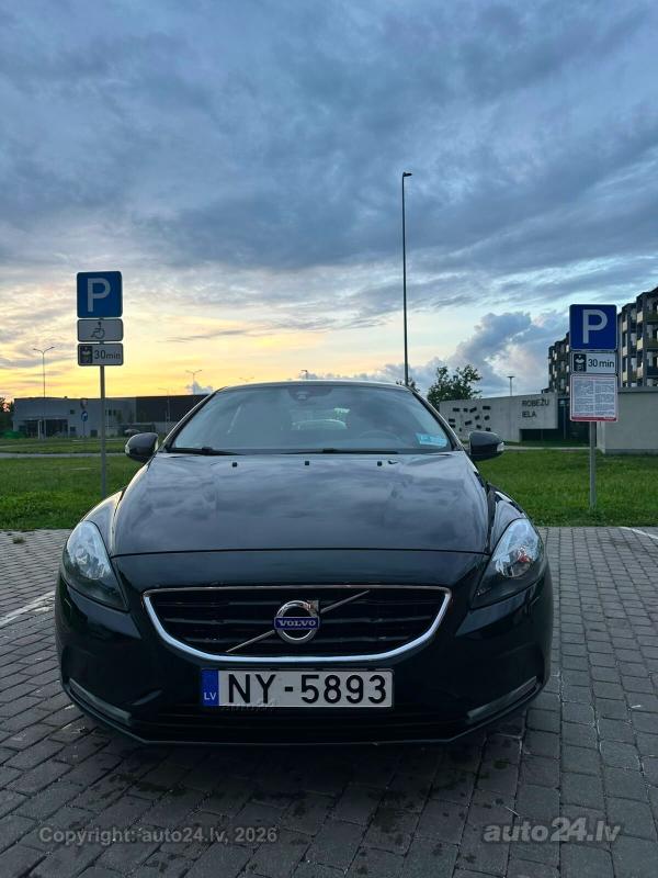 Black Volvo V40 2015 in Riga, with an engine capacity of 2.00 L and mileage of 185 thousand km for 8500 €, photo 1 on AUTOMOTO.COM.LV