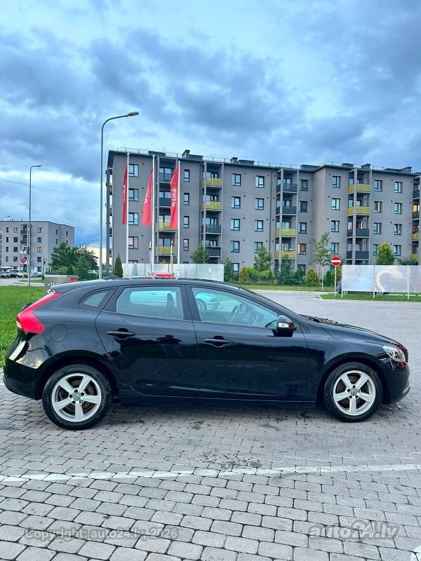 Black Volvo V40 2015 in Riga, with an engine capacity of 2.00 L and mileage of 185 thousand km for 8500 €, photo 9 on AUTOMOTO.COM.LV