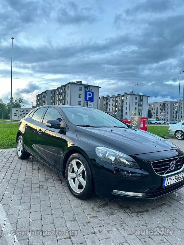 Black Volvo V40 2015 in Riga, with an engine capacity of 2.00 L and mileage of 185 thousand km for 8500 €, photo 10 on AUTOMOTO.COM.LV
