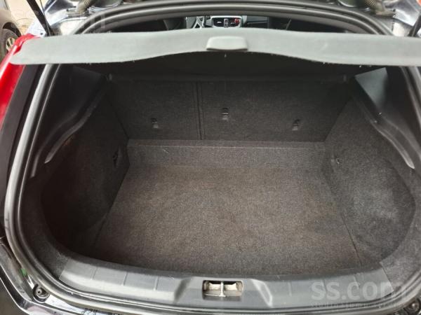 Melns Volvo V40 2015 Ogre, ar dzinēja tilpumu 2.00 L un nobraukumu 277 tūkst. km par 7550 €, foto 3 vietnē AUTOMOTO.COM.LV