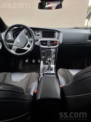 Black Volvo V40 2015 in Ogre, with an engine capacity of 2.00 L and mileage of 277 thousand km for 7550 €, photo 6 on AUTOMOTO.COM.LV