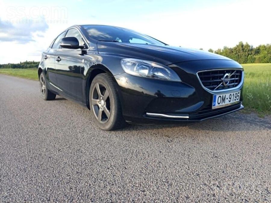 Black Volvo V40 2015 in Balvi, with an engine capacity of 2.00 L and mileage of 317 thousand km for 4500 €, photo 1 on AUTOMOTO.COM.LV