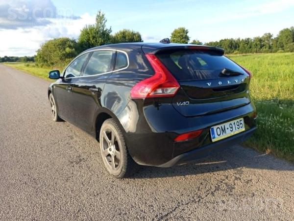 Black Volvo V40 2015 in Balvi, with an engine capacity of 2.00 L and mileage of 317 thousand km for 4500 €, photo 3 on AUTOMOTO.COM.LV