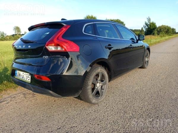 Black Volvo V40 2015 in Balvi, with an engine capacity of 2.00 L and mileage of 317 thousand km for 4500 €, photo 4 on AUTOMOTO.COM.LV