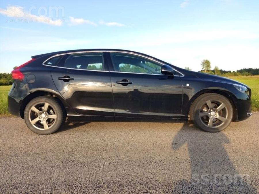Black Volvo V40 2015 in Balvi, with an engine capacity of 2.00 L and mileage of 317 thousand km for 4500 €, photo 7 on AUTOMOTO.COM.LV