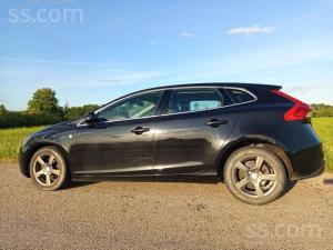 Black Volvo V40 2015 in Balvi, with an engine capacity of 2.00 L and mileage of 317 thousand km for 4500 €, photo 9 on AUTOMOTO.COM.LV