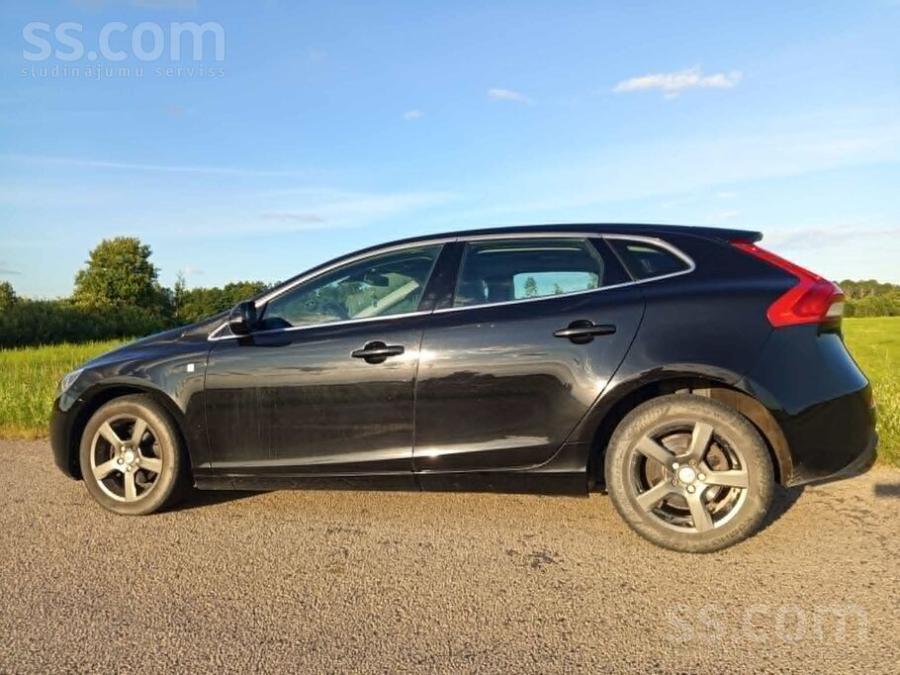 Black Volvo V40 2015 in Balvi, with an engine capacity of 2.00 L and mileage of 317 thousand km for 4500 €, photo 9 on AUTOMOTO.COM.LV