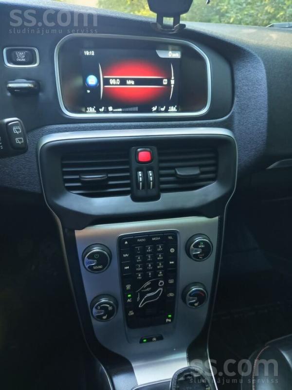 Black Volvo V40 2015 in Balvi, with an engine capacity of 2.00 L and mileage of 317 thousand km for 4500 €, photo 10 on AUTOMOTO.COM.LV