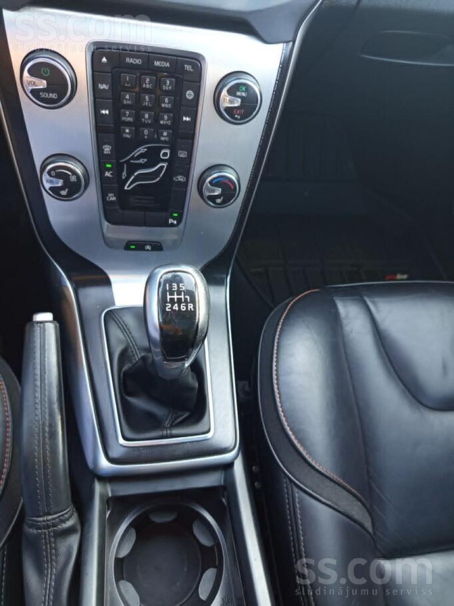 Black Volvo V40 2015 in Balvi, with an engine capacity of 2.00 L and mileage of 317 thousand km for 4500 €, photo 12 on AUTOMOTO.COM.LV