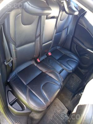 Black Volvo V40 2015 in Balvi, with an engine capacity of 2.00 L and mileage of 317 thousand km for 4500 €, photo 13 on AUTOMOTO.COM.LV