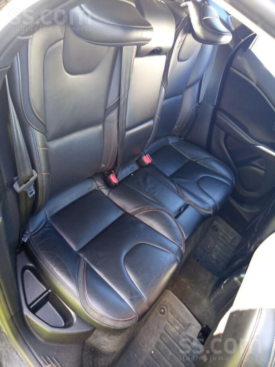 Black Volvo V40 2015 in Balvi, with an engine capacity of 2.00 L and mileage of 317 thousand km for 4500 €, photo 13 on AUTOMOTO.COM.LV