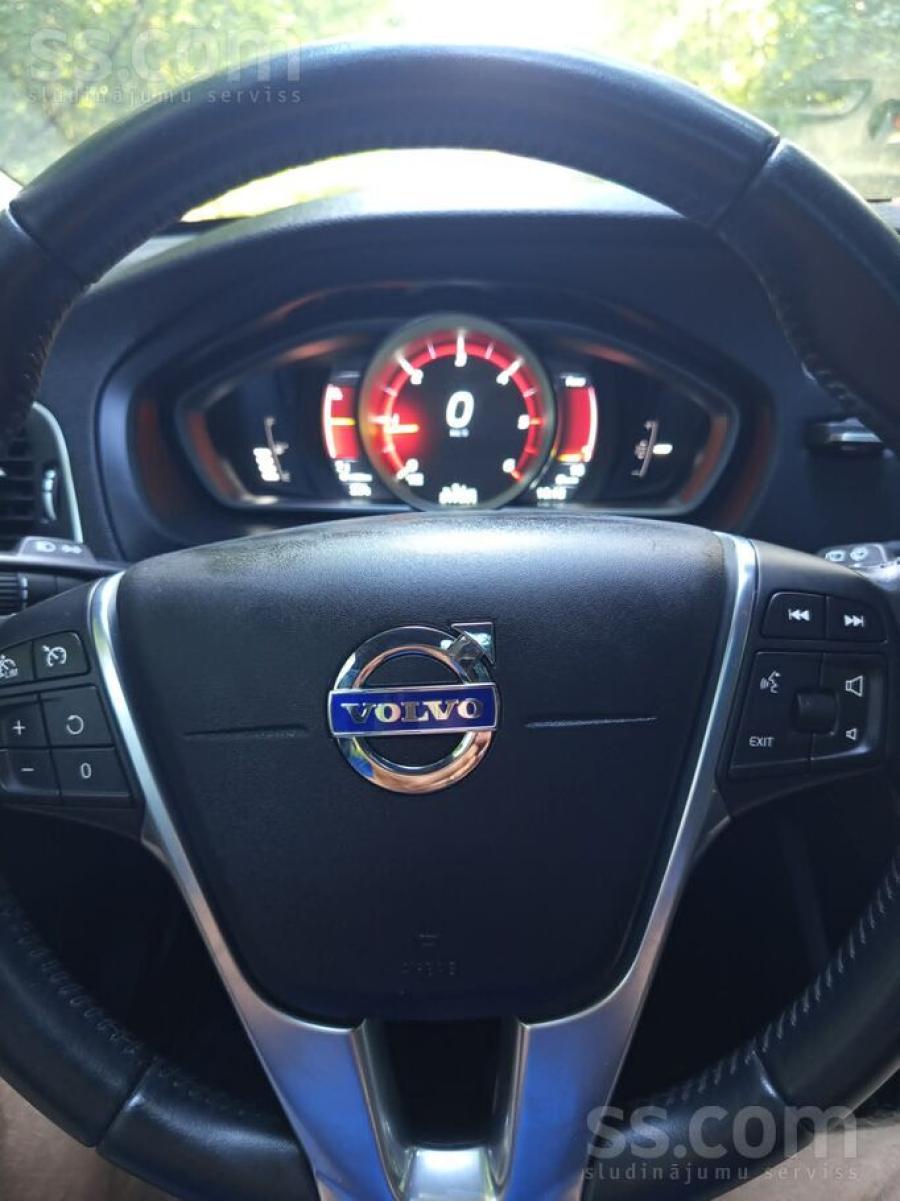 Black Volvo V40 2015 in Balvi, with an engine capacity of 2.00 L and mileage of 317 thousand km for 4500 €, photo 14 on AUTOMOTO.COM.LV