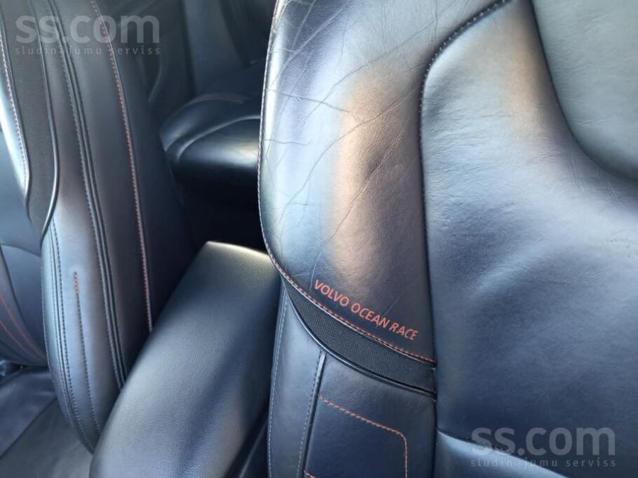 Black Volvo V40 2015 in Balvi, with an engine capacity of 2.00 L and mileage of 317 thousand km for 4500 €, photo 15 on AUTOMOTO.COM.LV