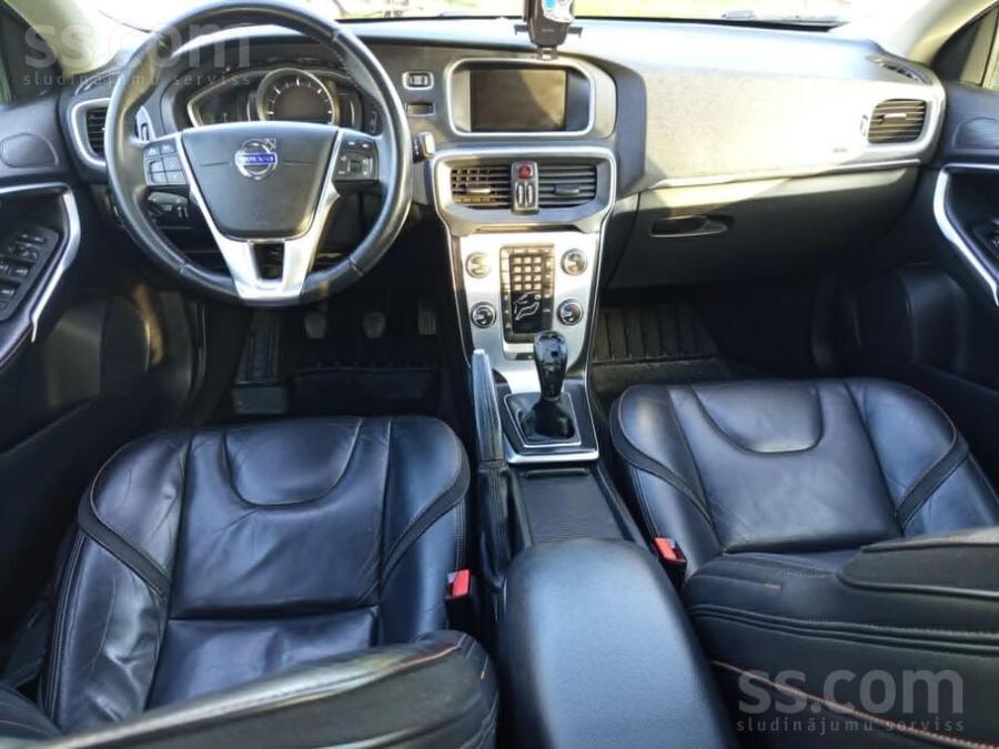 Black Volvo V40 2015 in Balvi, with an engine capacity of 2.00 L and mileage of 317 thousand km for 4500 €, photo 16 on AUTOMOTO.COM.LV