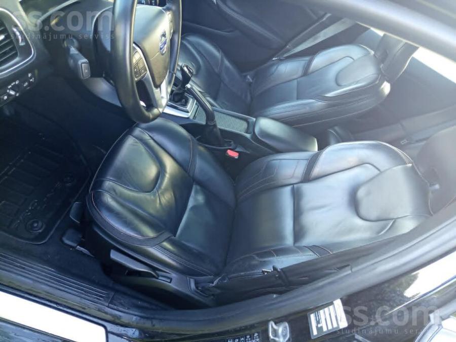 Black Volvo V40 2015 in Balvi, with an engine capacity of 2.00 L and mileage of 317 thousand km for 4500 €, photo 17 on AUTOMOTO.COM.LV